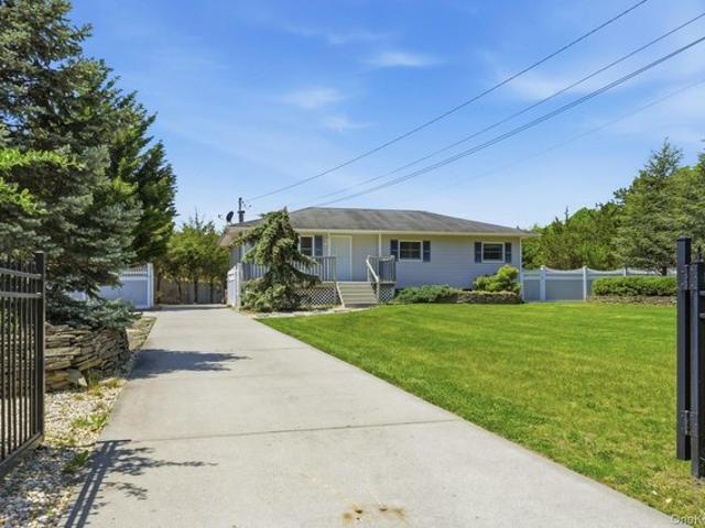 1072 Connetquot Ave, Central Islip, NY 11722