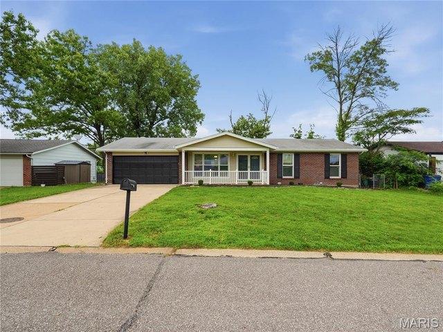 1072 King Carey Dr, Creve Coeur, MO 63146