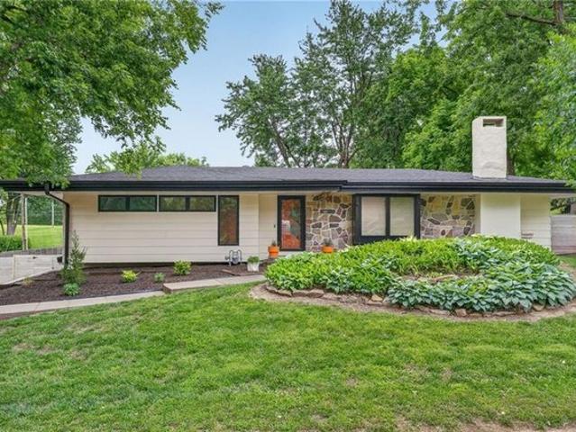 10737 Countryside Dr, Kansas City, KS 66109