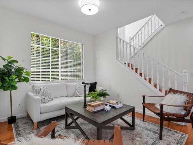 1073 Warren Dr, Petaluma, CA 94952