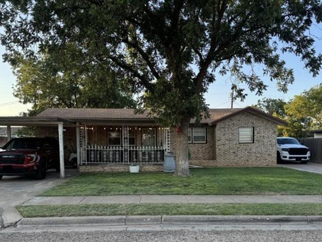 107 2nd St, Plains, TX 79355