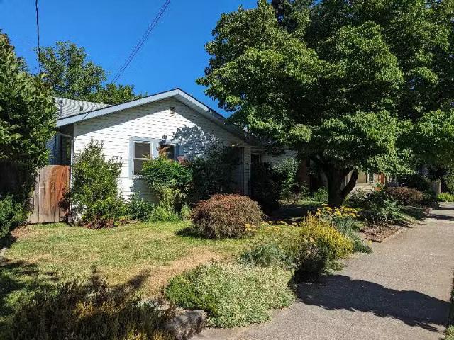 10/7 Available now! 3br/2ba single family home in inner Southe.