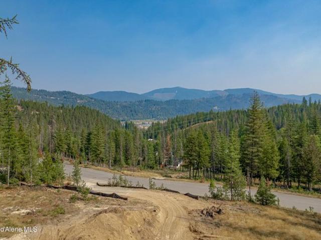 107 Blazing Saddle Ct, Pinehurst, ID 83850