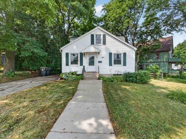107 Grove St, Sun Prairie, WI 53590