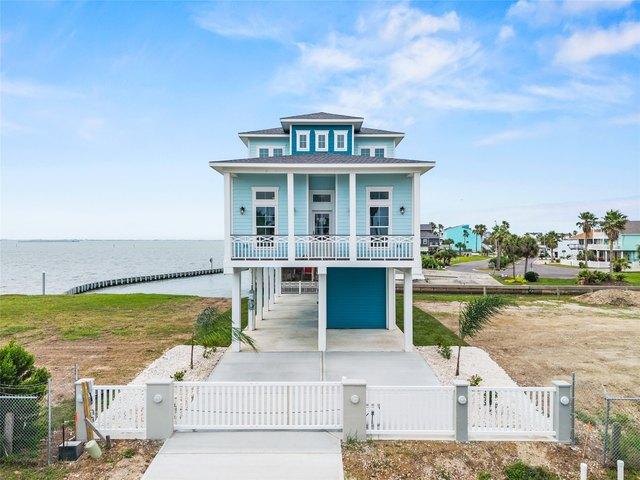 107 Gulf Dr, Tiki Island, TX 77554