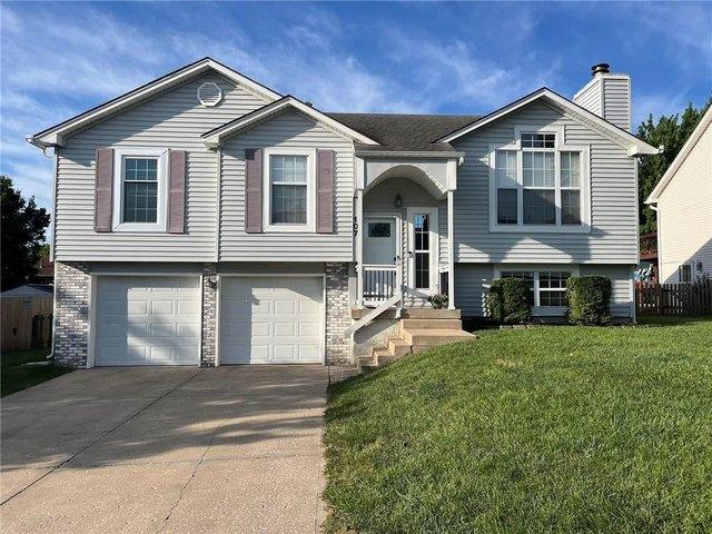 107 E Laredo Trl, Raymore, MO 64083
