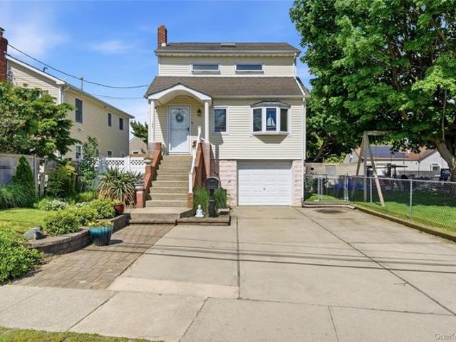 107 E Shore Rd, Lindenhurst, NY 11757