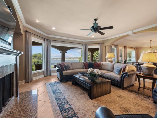 107 Edgewater Cv