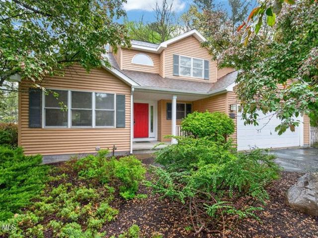 107 Fox Run Dr, Schenectady, NY 12303