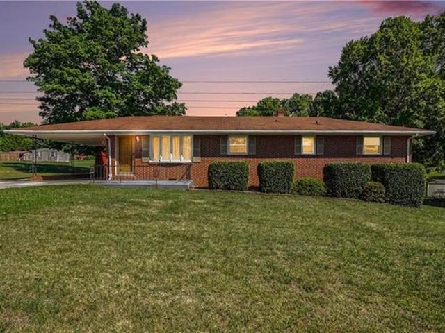 107 Hilltop Rd, Thomasville, NC 27360