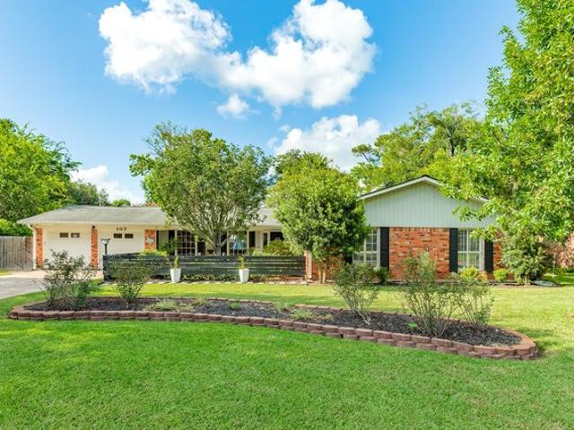 107 Hyacinth St, Lake Jackson, TX 77566