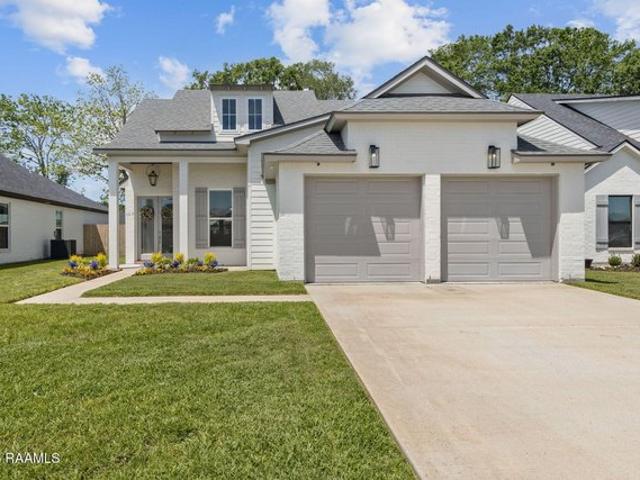 107 Lakes Edge Dr, Broussard, LA 70518