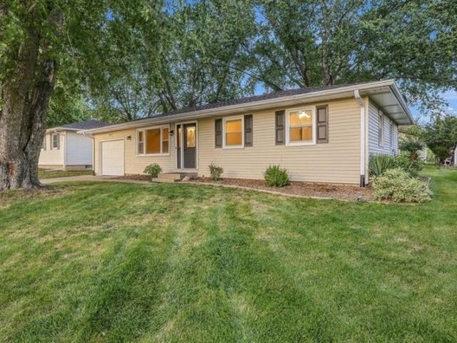 107 N 9th St, Eldridge, IA 52748