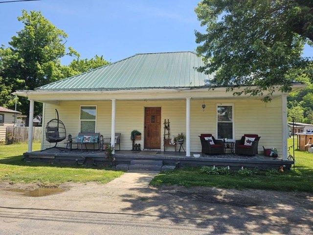 107 S Maple Ln, Cedar Bluff, VA 24609