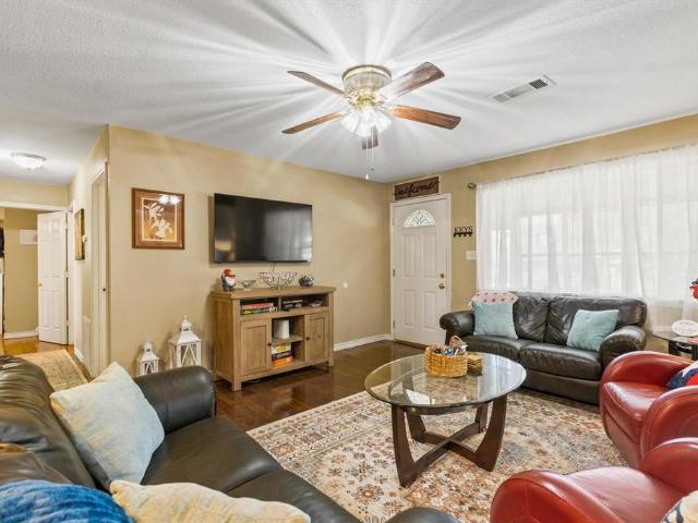 107 S Sheppard Dr, Euless, TX 76040 | MLS #21126