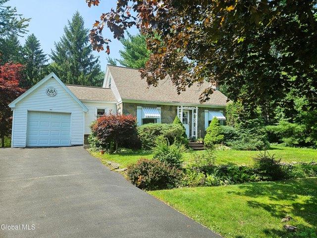 107 Skyway Dr, Glenville, NY 12302