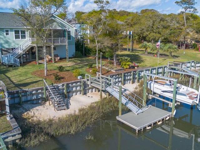 107 SW 25th St, Oak Island, NC 28465