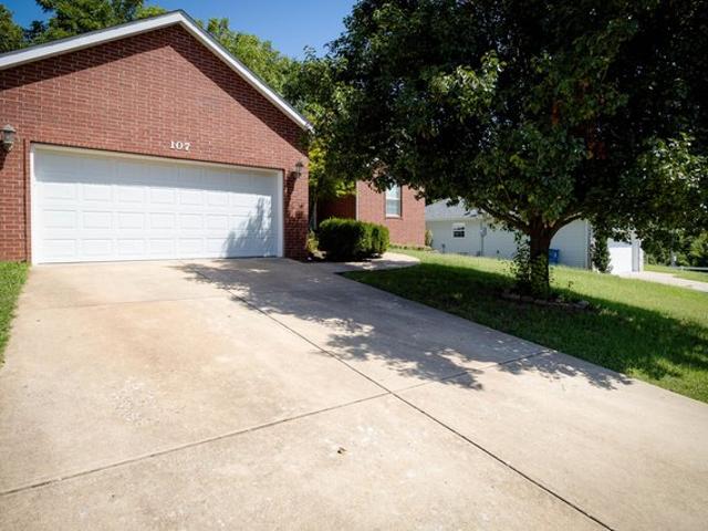 107 W Twin Oak Dr, Nixa, MO 65714