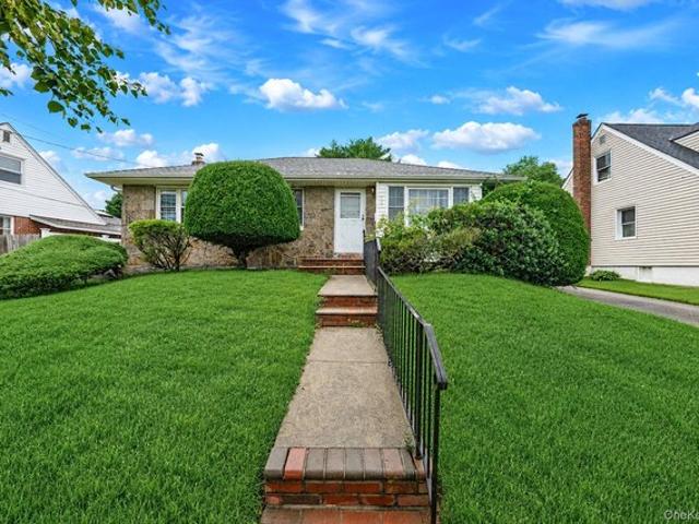 107 W Walnut St, Farmingdale, NY 11735