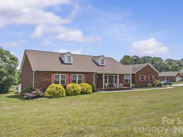 107 Twin Lakes Dr, Statesville, NC 28625