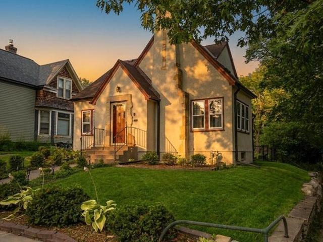 1084 Bradley St, Saint Paul, MN 55130