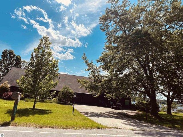 1084 Clubhouse Dr, Lake Isabella, MI 48893