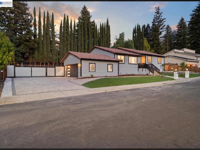1084 Jamie Dr