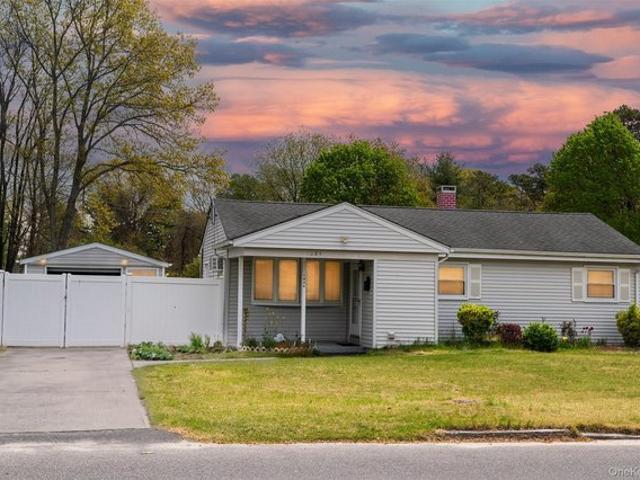 1084 Joselson Ave, Bay Shore, NY 11706