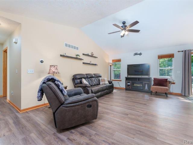 10851 Mackinaw Trail