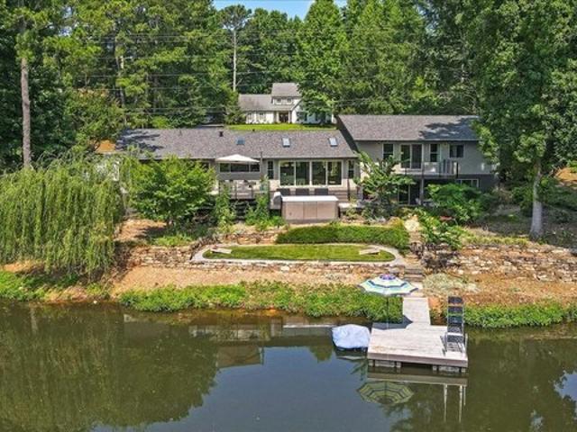 1085 Lake Charles Dr, Roswell, GA 30075