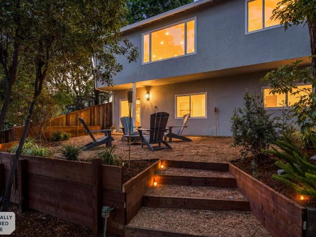 1085 Sunset Drive