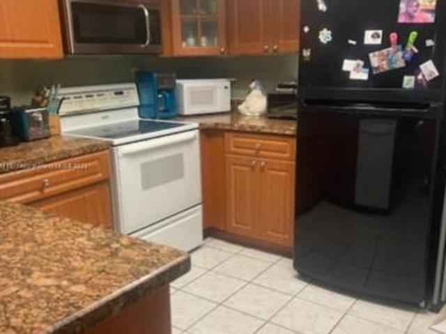 10863 7th St NW #14 20, Miami, FL 33172