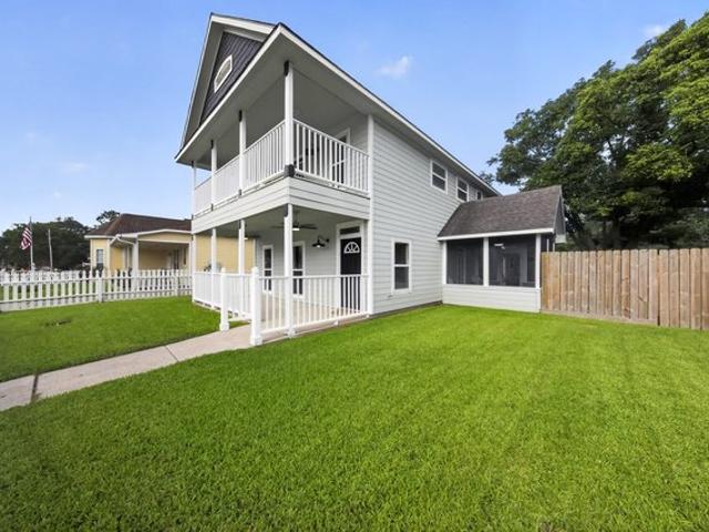 1086 S Hood St, Alvin, TX 77511