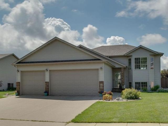 1087 Parkway Ln, West Fargo, ND 58078