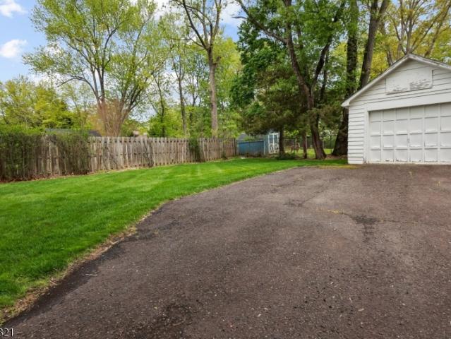 1089 Field Ave