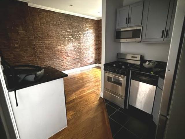 #1089 Rooms available in this 3 bed/1 bath duplex