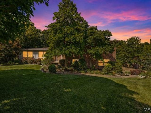 10806 Forest Circle Dr, Saint Louis, MO 63128