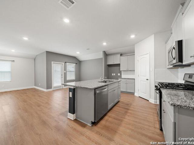 1080 Amble Oak