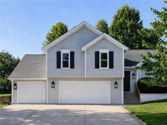 10812 N Kentucky Ct, Kansas City, MO 64157