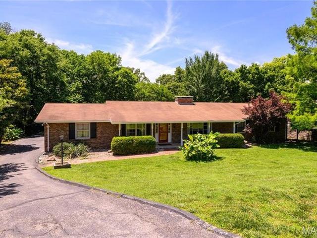 10814 Forest Circle Dr, Sunset Hills, MO 63128
