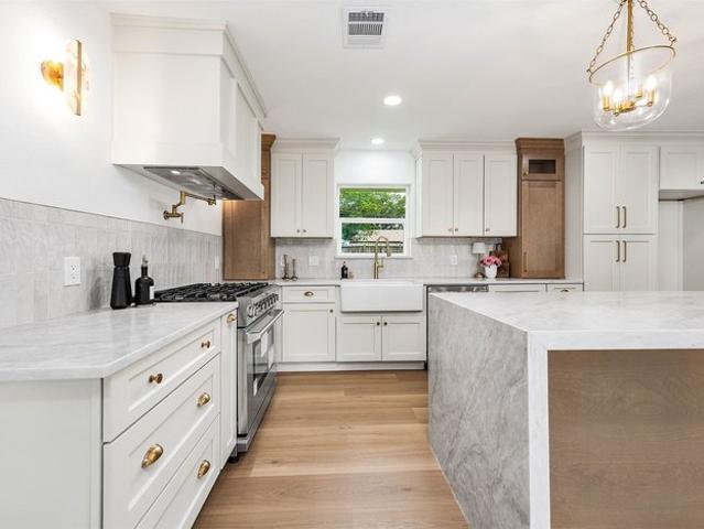 10814 Moonlight Dr, Houston, TX 77096