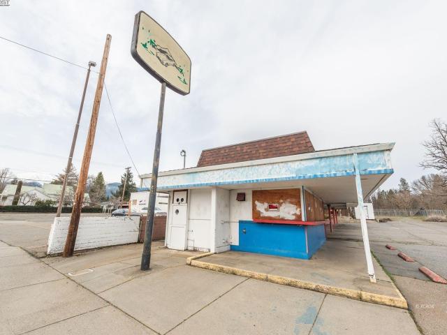 1081 Main St