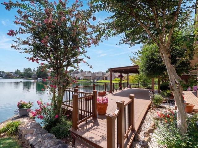1081 mirror lake ln