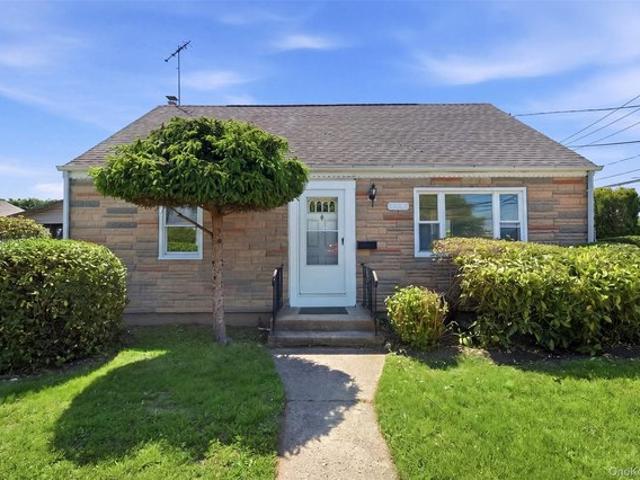1082 Myron St, Uniondale, NY 11553