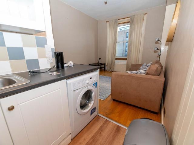 1083L Caledonian Crescent, Edinburgh, EH11 2AN