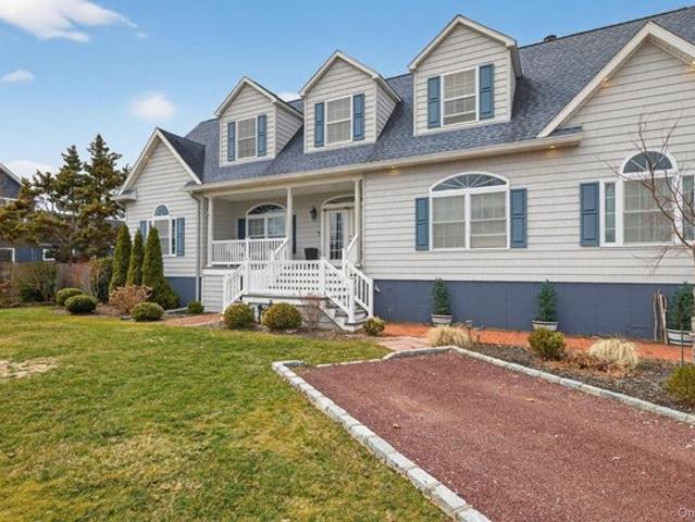 108 Awixa Ave, Bay Shore, NY 11706