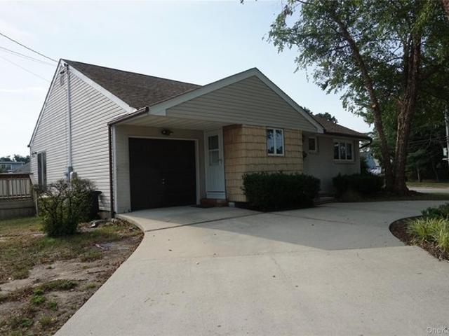 108 Glen Rd, Babylon, NY 11703
