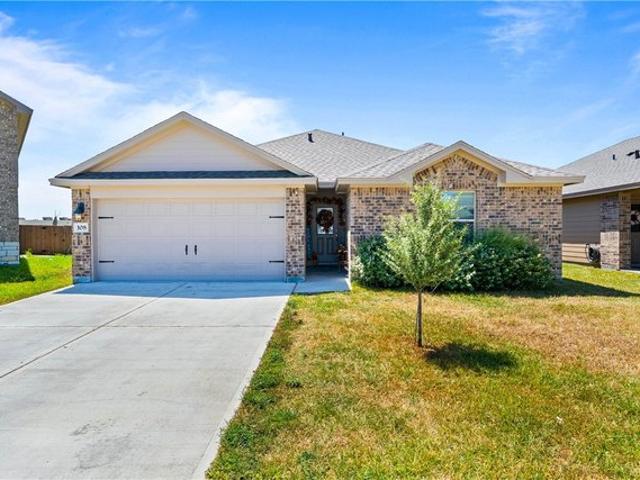 108 Donegal St, Sinton, TX 78387