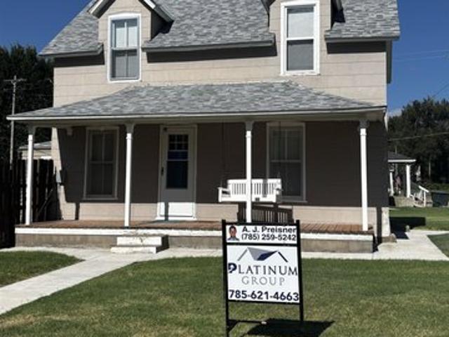 108 E 7th St, Ellis, KS 67637