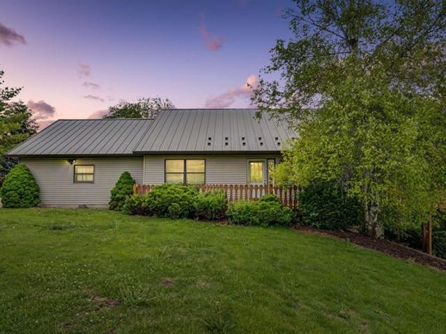 108 E 1st St, Saint Donatus, IA 52071